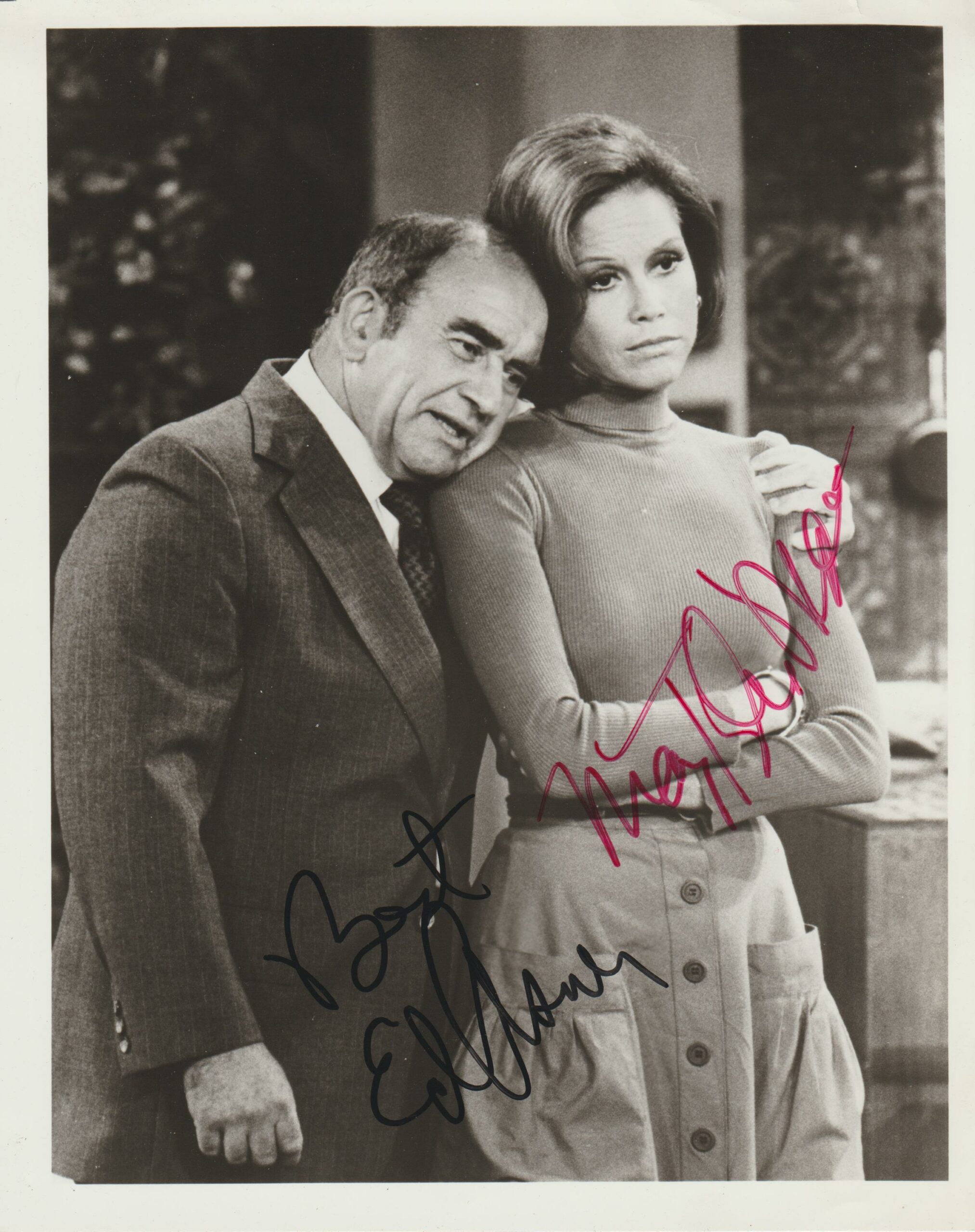 Mary Tyler Moore and Ed Asner signed 8x10 black and white photo - Fanboy Expo Store